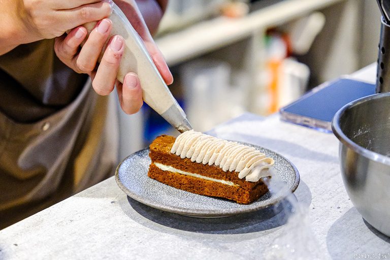 NewTro x Dessert | 台中柳川旁人氣甜點咖啡，紅絲絨蛋糕獨特濕潤口感，派皮捲卡茲酥脆配香甜卡士達餡！ - 霸子。食樂拼圖